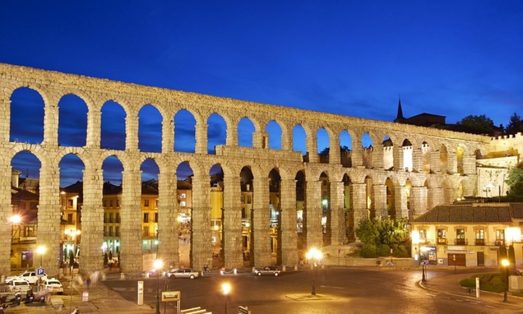 Římský akvadukt v Segovii patří k významným stavbám