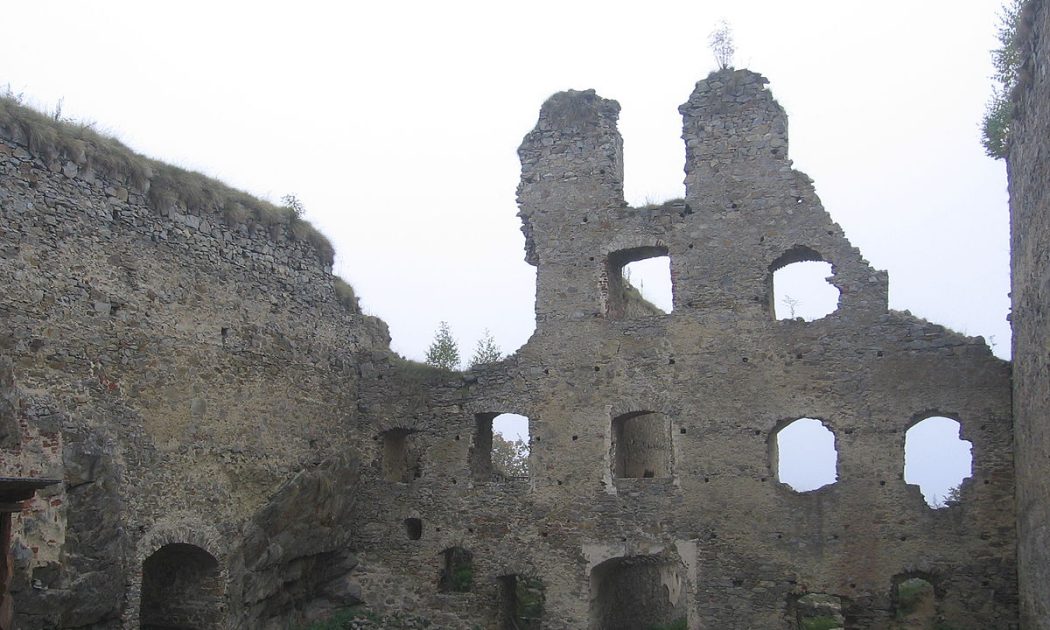 Po naučné stezce na keltské oppidum a hrad Dívčí kámen