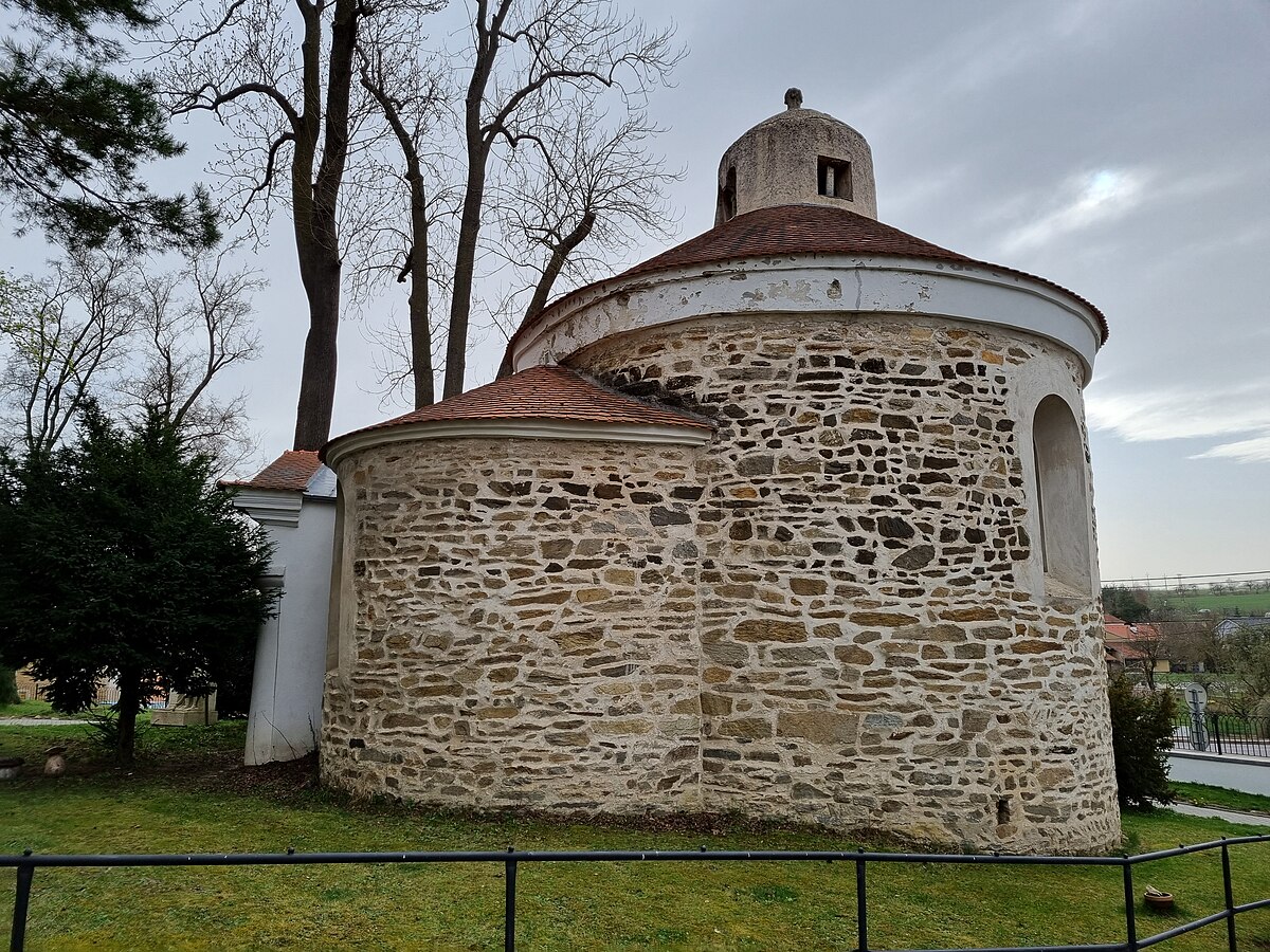 Zapomenutá hradní zřícenina Lapikus a románská rotunda